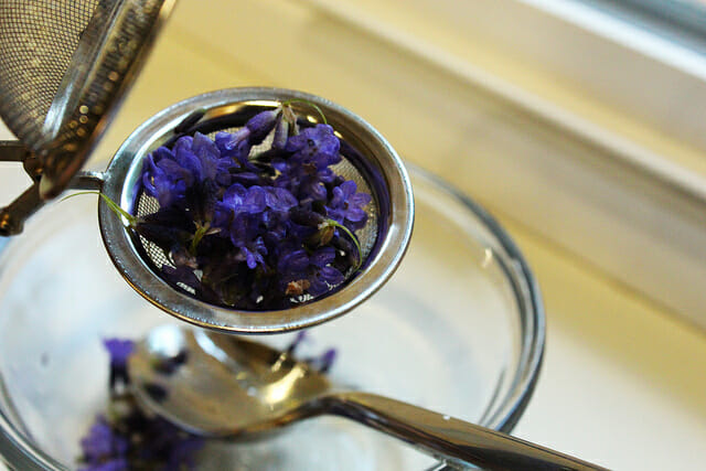 5 Healthy Herbal Teas with Edible Flowers - Flower Gifting Ideas by ...